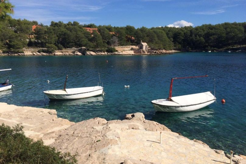 Otok Brač | Smještaj u uvalama